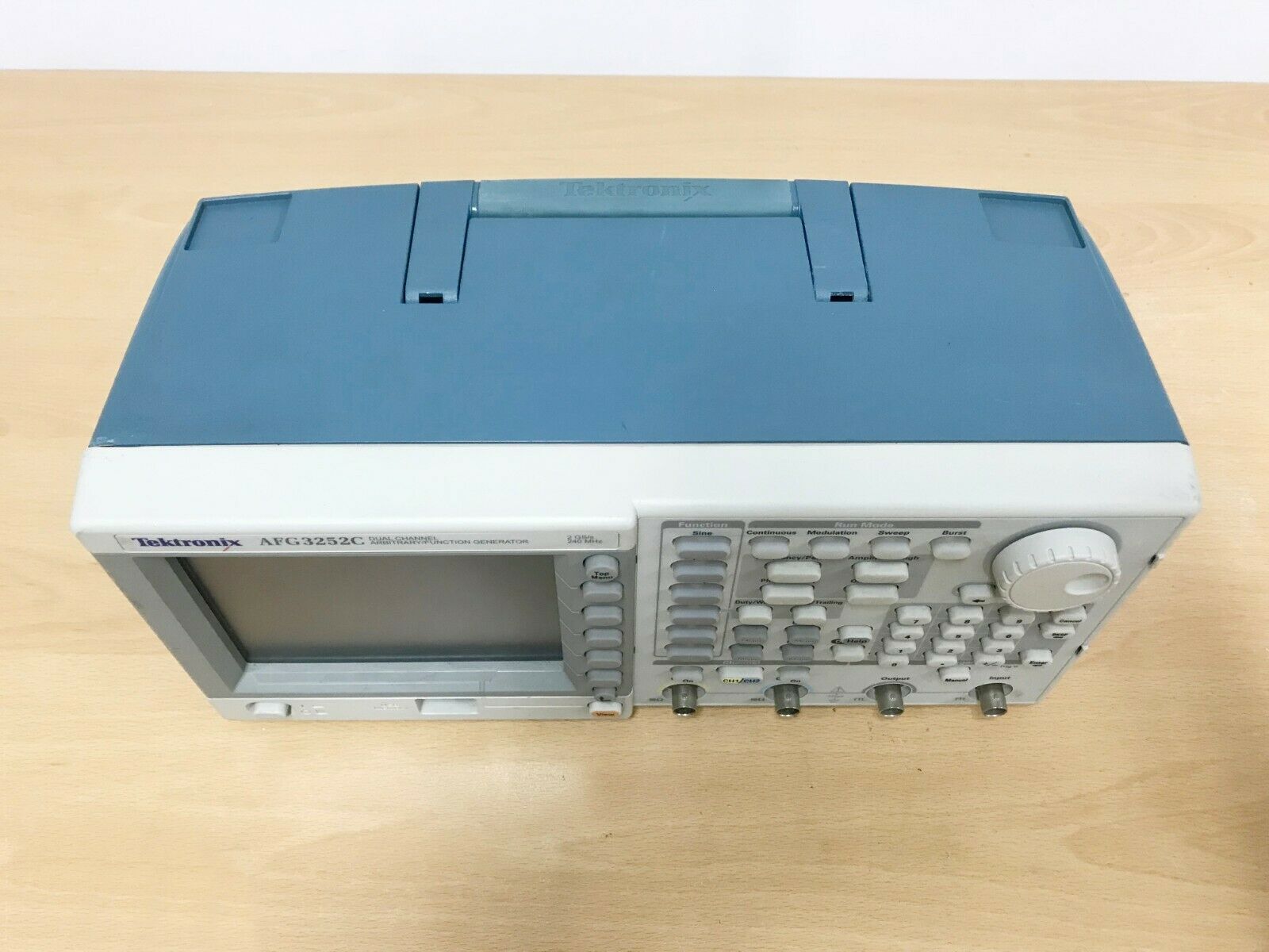 Универсальный генератор сигналов Tektronix AFG3252C. Гарантия лучшей ...